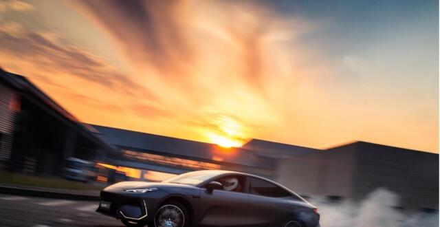 这才是年轻人第一辆车！吉利银河E8两款龙腾版发布，售价16.58W起_腾讯新闻