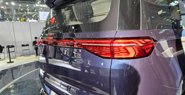 2023上海车展探馆：江淮瑞风RF-M概念车亮相，定位中大型MPV_腾讯新闻