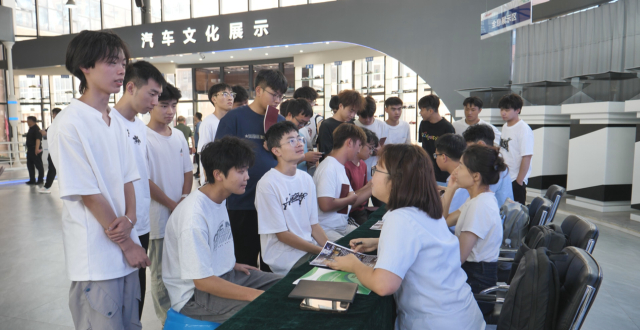 招聘4000人！比亚迪赴贵州职校“家门口”招聘_腾讯新闻