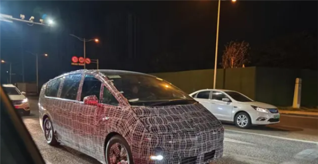 全身黑科技！搭载 500千瓦快充+城市NOA 理想 MPV MEGA 年底到来_腾讯新闻