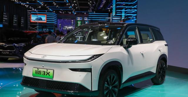 丰田开始不客气了，纯电SUV起步10.98万，标配高通8155_腾讯新闻