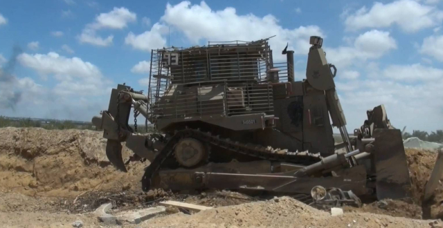 加沙巷战一触即发，哈马斯地道多如迷宫，以军派出最强装甲推土机_腾讯新闻