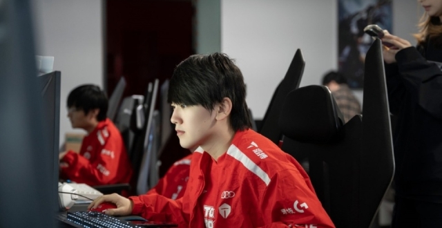 LPL第一下路封神，Ruler打出神奇单杀，JKL被直接干碎，粉丝破防_腾讯新闻