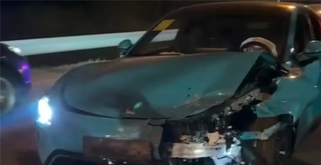 小米SU7 25%偏置碰撞车祸实战 奥迪A6完败_腾讯新闻