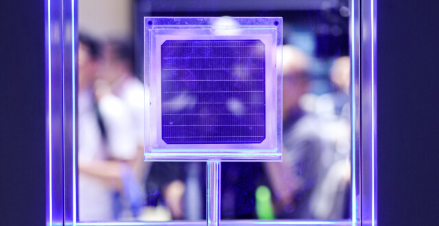 20万人挤爆SNEC光伏展，新产品疯狂“内卷”！F4展位人山人海，手机都没信号_腾讯新闻