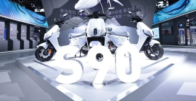 绿源 S90 电动摩托车发布：2000W 液冷凸极电机，72V 35Ah 电池_腾讯新闻