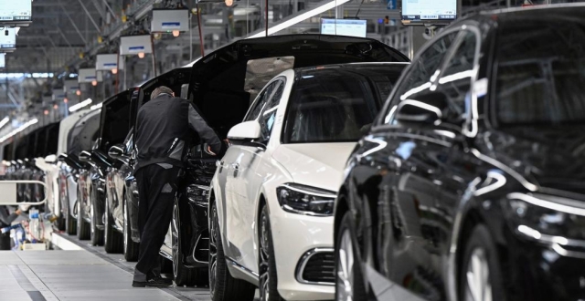 奔驰前三季度在华销量近58万辆，“油电双行”稳健迈入第四季度_腾讯新闻