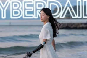 优必选人形机器人Walker S进入蔚来汽车厂“实习” |CyberDaily_腾讯新闻