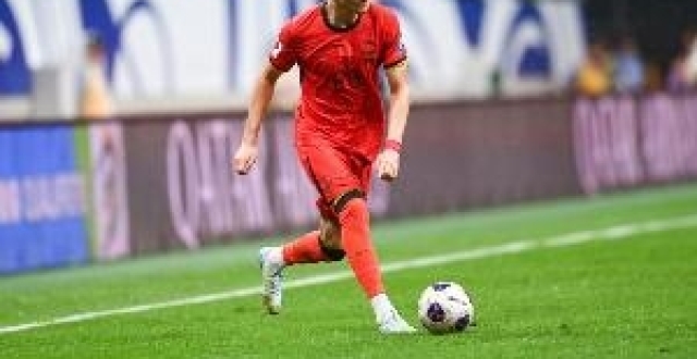 球迷问：拜合拉木能和你一样吗？董方卓直言：他技术差得太远_腾讯新闻