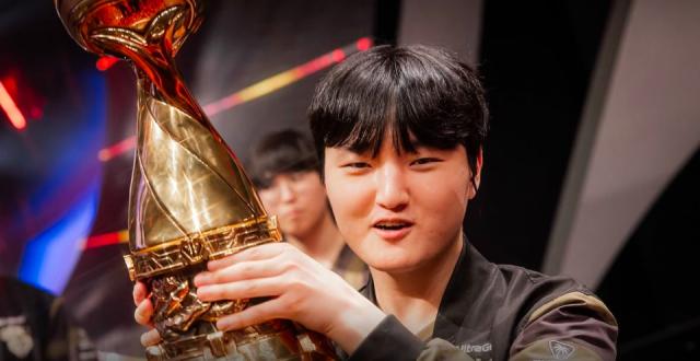 LCK天才AD官宣加入JDG！或将成为阻挡BLG的关键先生！_腾讯新闻