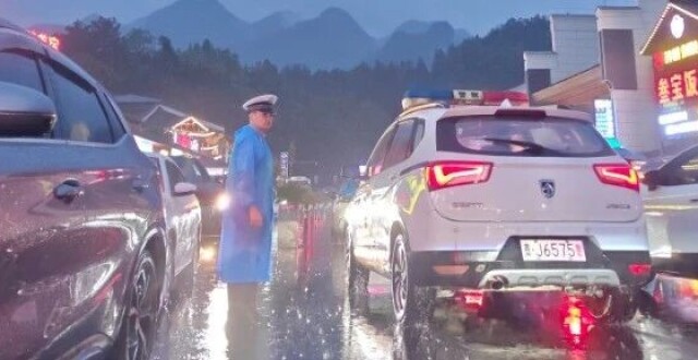 “五一”黔路上，温暖“警”事一串串......|交警正能量_腾讯新闻