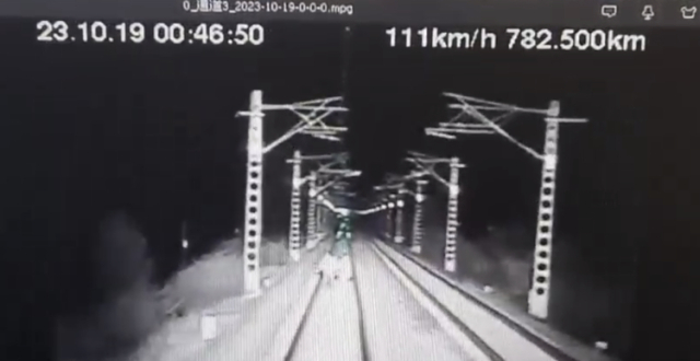 两人凌晨进入火车轨道，被K996次列车撞击身亡_腾讯新闻