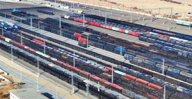 不停歇！新疆东部最大的编组站作业忙_腾讯新闻