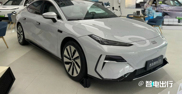 吉利确认：银河E8九天后预售！搭45英寸8K屏+8295芯片_腾讯新闻