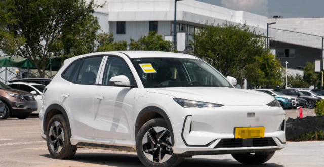 深蓝S05 对比银河E5，同样5字辈，哪个更合适？_腾讯新闻