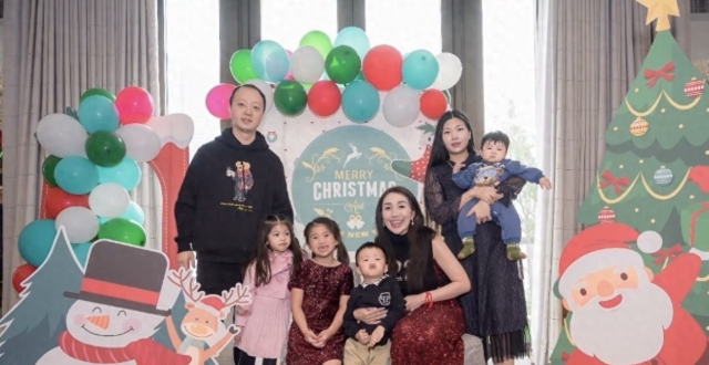 何超盈与女儿在5亿别墅过圣诞，母女穿亲子装，别墅高三层够气派_腾讯新闻