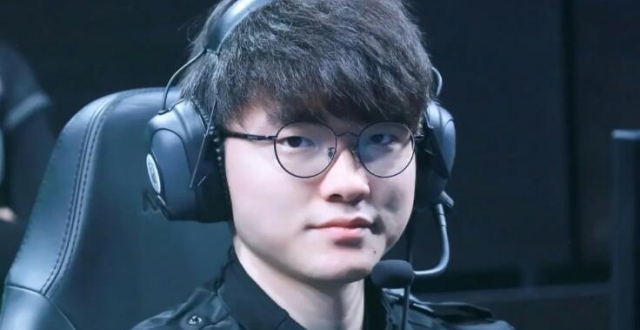 又有一支战队模仿S8的RNG，抽签完集体大笑，直接笑到S14_腾讯新闻