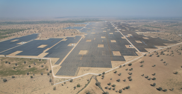 亚马逊Kara Hurst谈“连续五年成为全球最大的可再生能源企业购买者”：亚马逊致力于帮助全球电网尽快实现脱碳_腾讯新闻