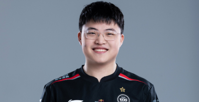 大龄ADC！Uzi成为LPL历史第二出场最年长的下路选手_腾讯新闻