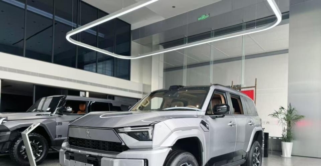 猛士M817到店实拍，车长5米1+华为乾崑，双电机551马力+空气悬架_腾讯新闻