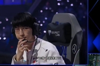 UZI看BLG战胜T1细看faker怪表情，点评faker英雄迟暮压力大被单杀_腾讯新闻