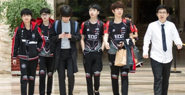 iboy想回EDG了，锐评leave：队友能带他玩，LPL现在下路不强_腾讯新闻