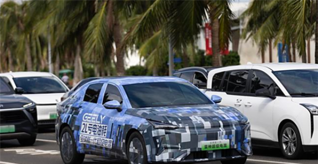 吉利全新雷神电混车型曝光：亏电油耗仅2L/100km 续航可达2000km_腾讯新闻