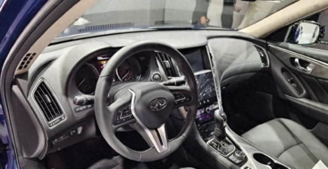 【成都车展】车展显眼包？英菲尼迪Q50L卖16.12万，买思域还是它?_腾讯新闻