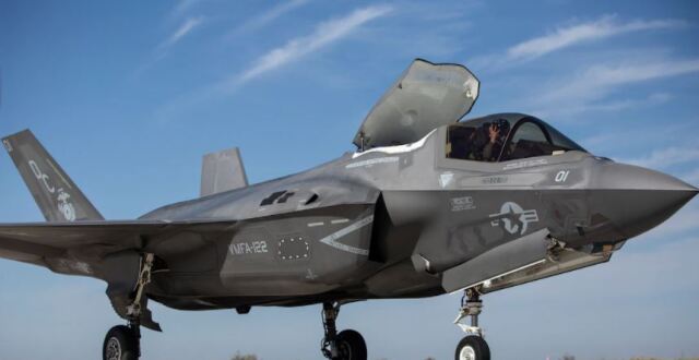 F35B战机坠毁，美军怕了？两攻舰离开东海，日本防卫省：055南下_腾讯新闻