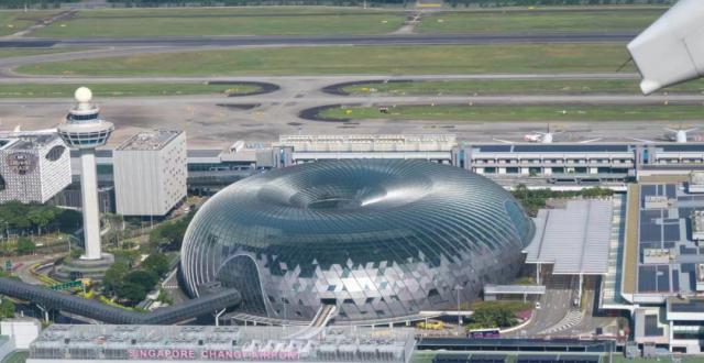 一飞新加坡航班遭炸弹威胁，2空军战机紧急出动护航！_腾讯新闻