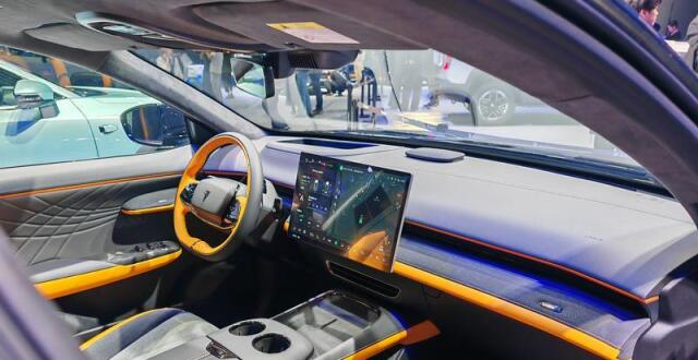 2024北京车展：深蓝SL03/S7 SVP两周年黑金骑士版亮相_腾讯新闻