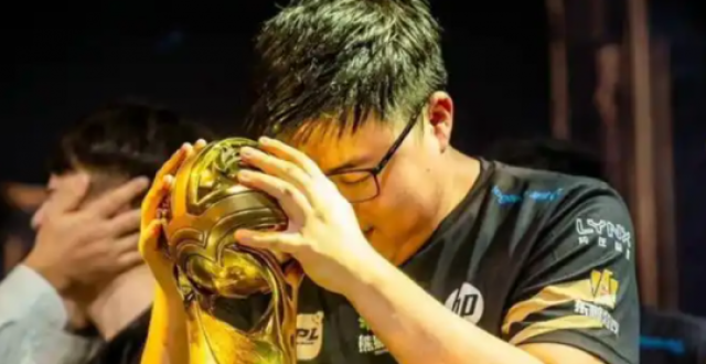 羡慕Doinb能打比赛！Uzi深夜吐露心声：开直播没人看，工资拿不到_腾讯新闻