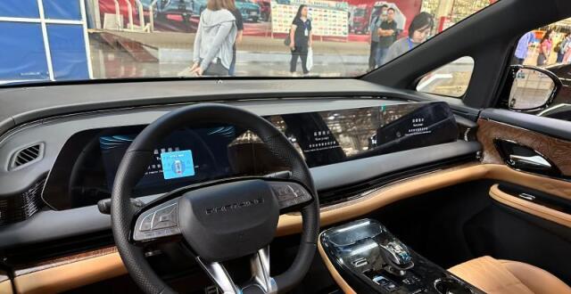 东风风行游艇V9实车亮相 搭载1.5T插混系统/综合续航1150km_腾讯新闻
