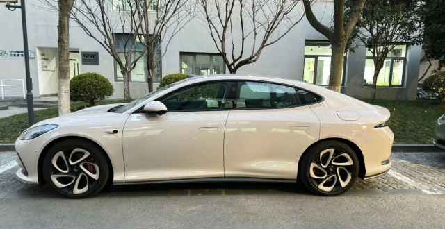 智己L6实车现身，帅气不输小米SU7，续航超1000km配后轮转向_腾讯新闻