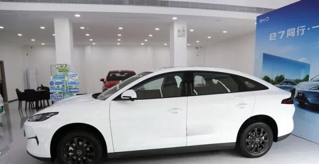 十万级新选择？比亚迪e7正式上市！大空间+续航最高520km！_腾讯新闻
