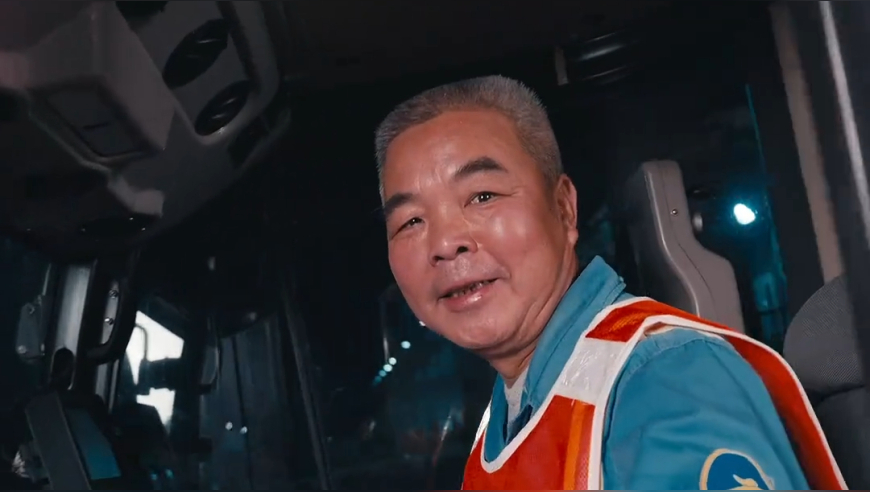 小米SU7全国首台霞光紫被卖，女子开1年卖26.7万，保值率约91%_腾讯新闻