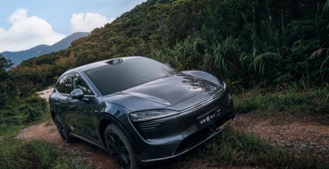 智界R7/新Model Y实力对比：谁是25万级别最值得选的新能源SUV？_腾讯新闻