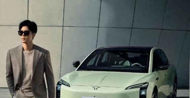 最高续航800km！年内上市，红旗中大型轿车EH7官图发布_腾讯新闻