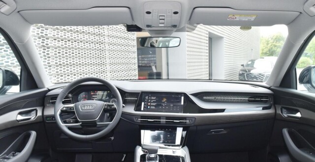 比Q8更大的奥迪！新款Q6价格公布，配置下放，可选2.5T V6发动机_腾讯新闻