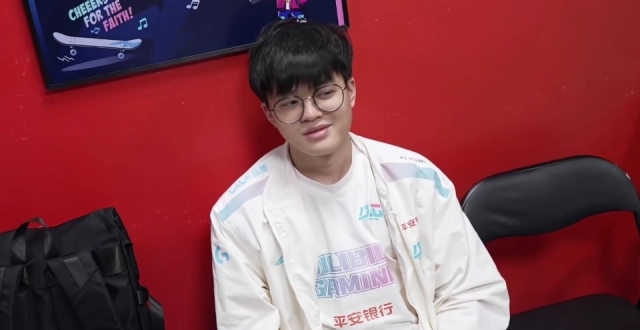 BLG拿下夺冠剧本，S8剧情再次上演，Tabe赛后痛哭，牙膏表情亮了_腾讯新闻