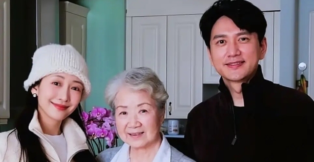 81岁曹翠芬状态好，穿灰色针织衫优雅大方，满头银发也不显老_腾讯新闻