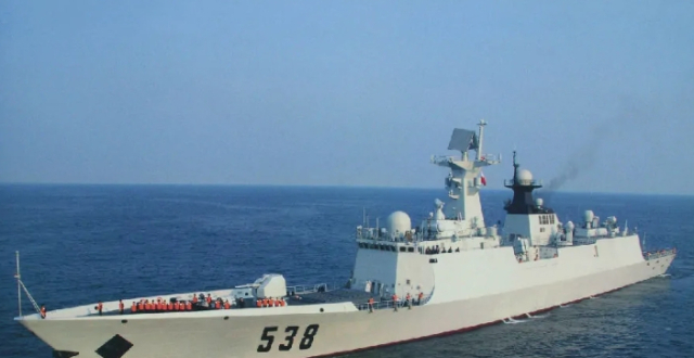 054A航行中排出大量黑烟，不用大惊小怪，美舰问题更严重_腾讯新闻