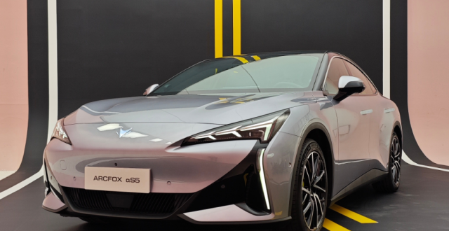 新车丨19.98万元起，极狐阿尔法S5预售，全域800V，杠小米SU7？_腾讯新闻