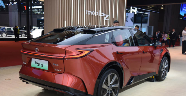 13万买合资电动中型SUV？一汽丰田bZ5实力解析_腾讯新闻