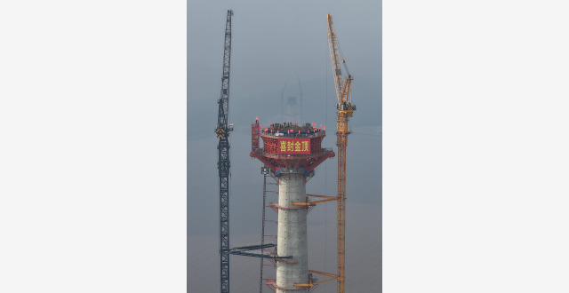 甬舟铁路西堠门公铁两用大桥首座主塔封顶_腾讯新闻