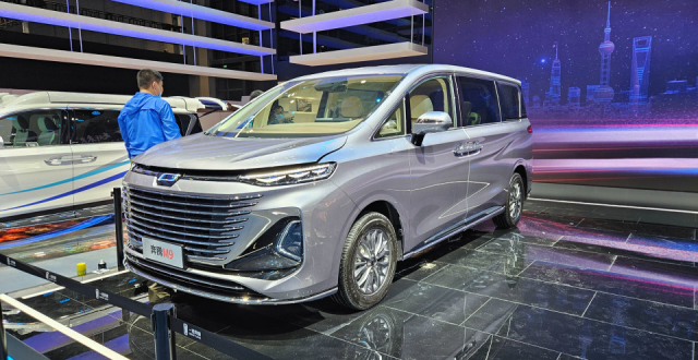 2023上海车展探馆：一汽奔腾M9，搭载2.0T发动机＋48V轻混_腾讯新闻