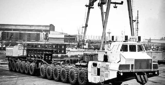 图说：苏联最大卡车MAZ-7907 12轴24轮配备T-80坦克发动机_腾讯新闻