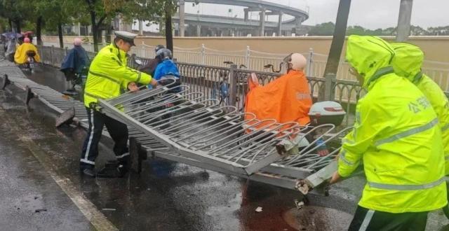 昨夜今晨普降大雨！上海公安民警雨中守护城市安全_腾讯新闻