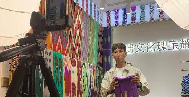 试水直播、走上时装周，古老的艾德莱斯丝绸焕发新生_腾讯新闻