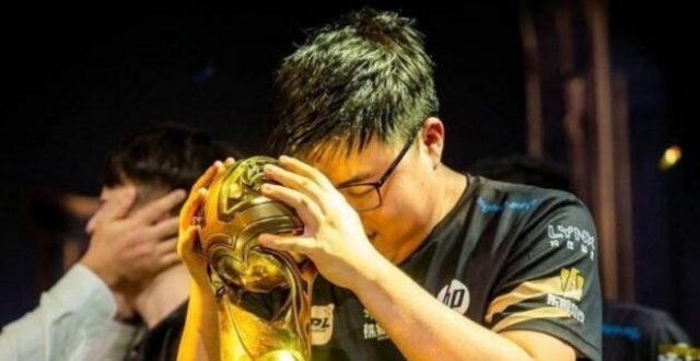 欧美论坛奇怪的现象，公认世界第一AD是uzi，ruler跟他没法比_腾讯新闻